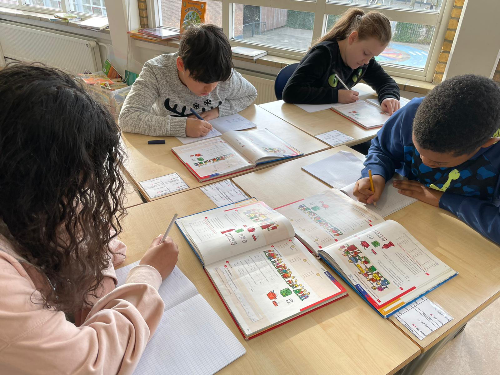 Groep 6a leert handig rekenen met de verhoudingstabel - Waalse School